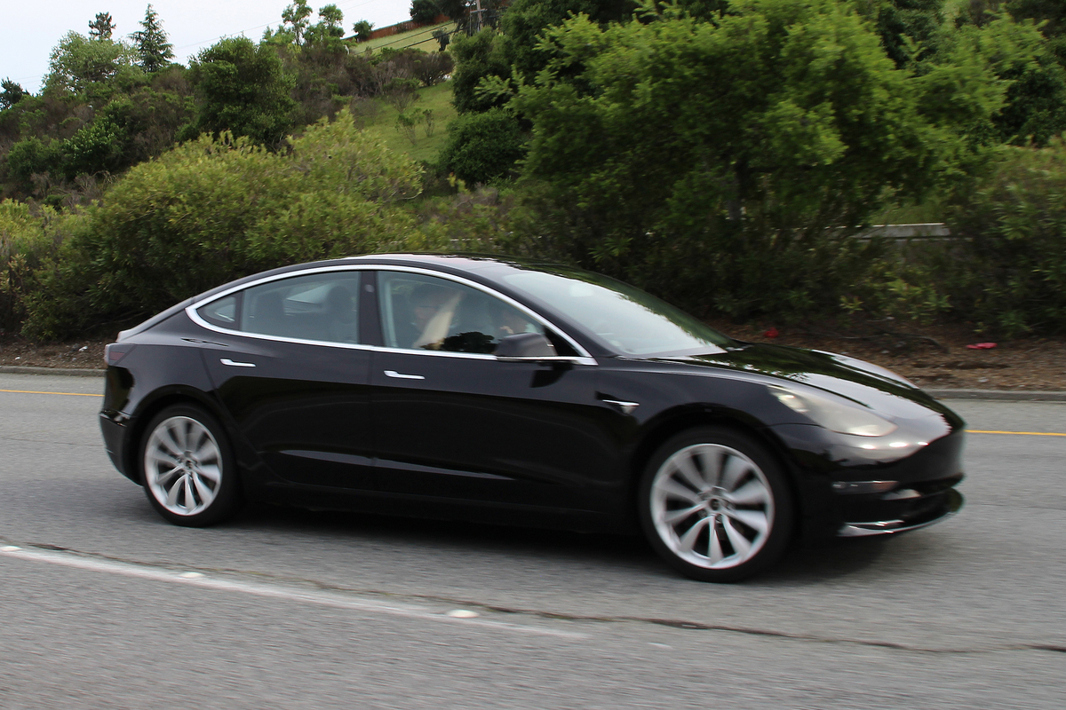 Tesla, 400 licenziamenti. La Model 3 in ritardo - News - Automoto.it
