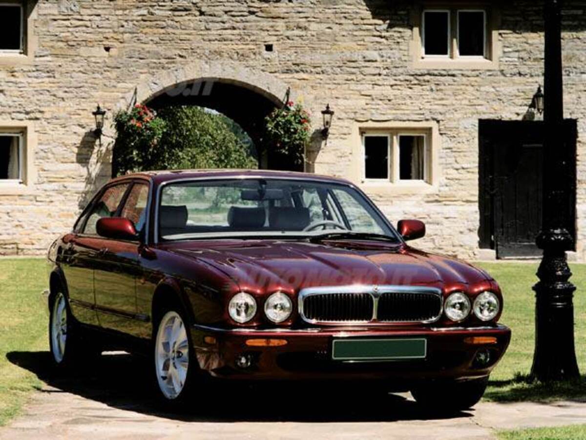 Jaguar XJ 3.2 cat Executive: prezzo e scheda tecnica - Automoto.it