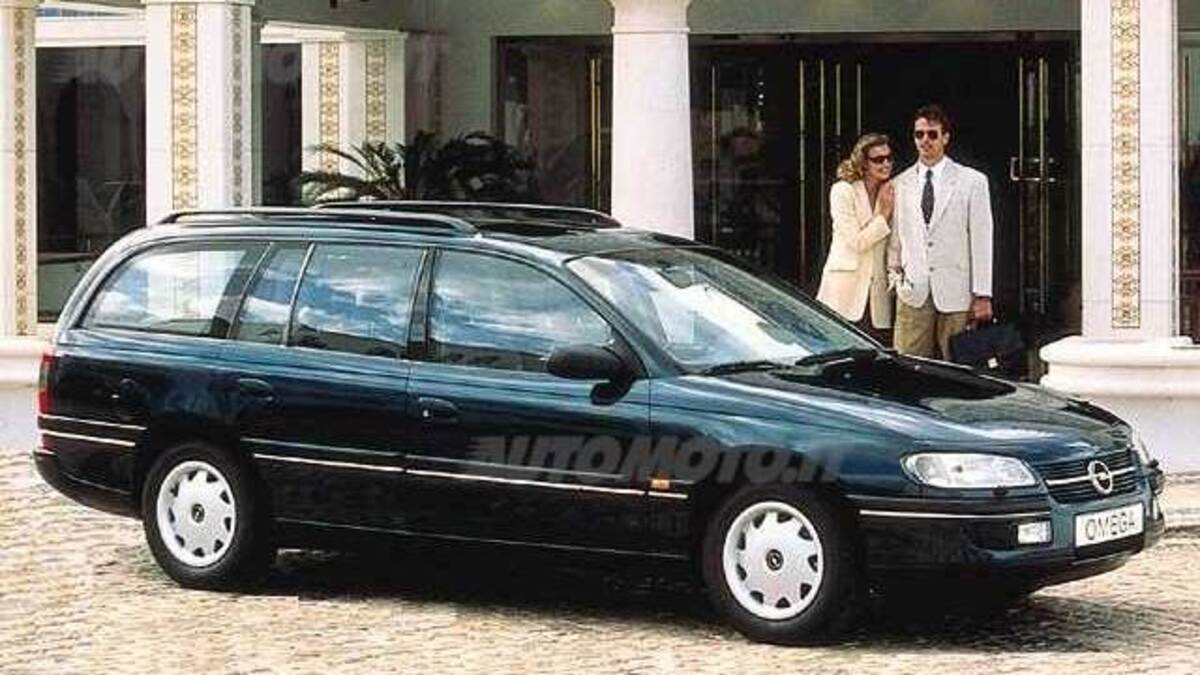 Opel Omega Station Wagon 2.0i 16V cat Station Wagon Class: prezzo e ...