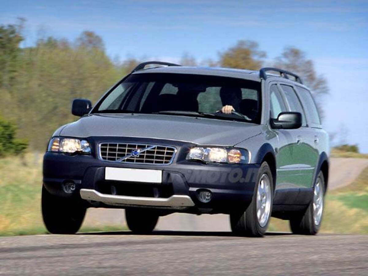Volvo XC70 2.4 D5 20V cat aut. AWD Optima: prezzo e scheda tecnica ...