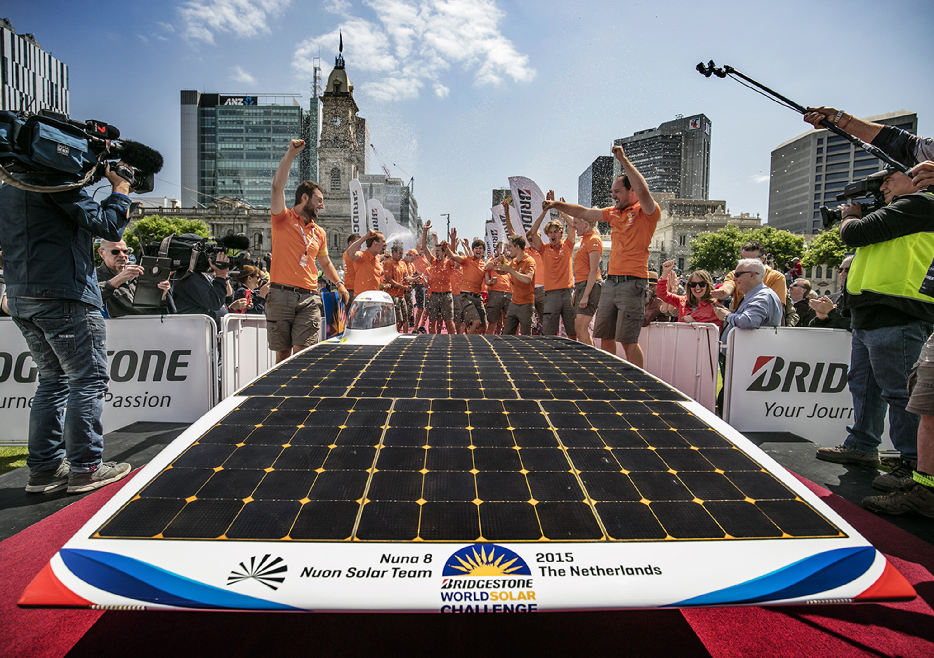 World Solar Challenge: auto ad energia solare percorre oltre 3.000 km ...