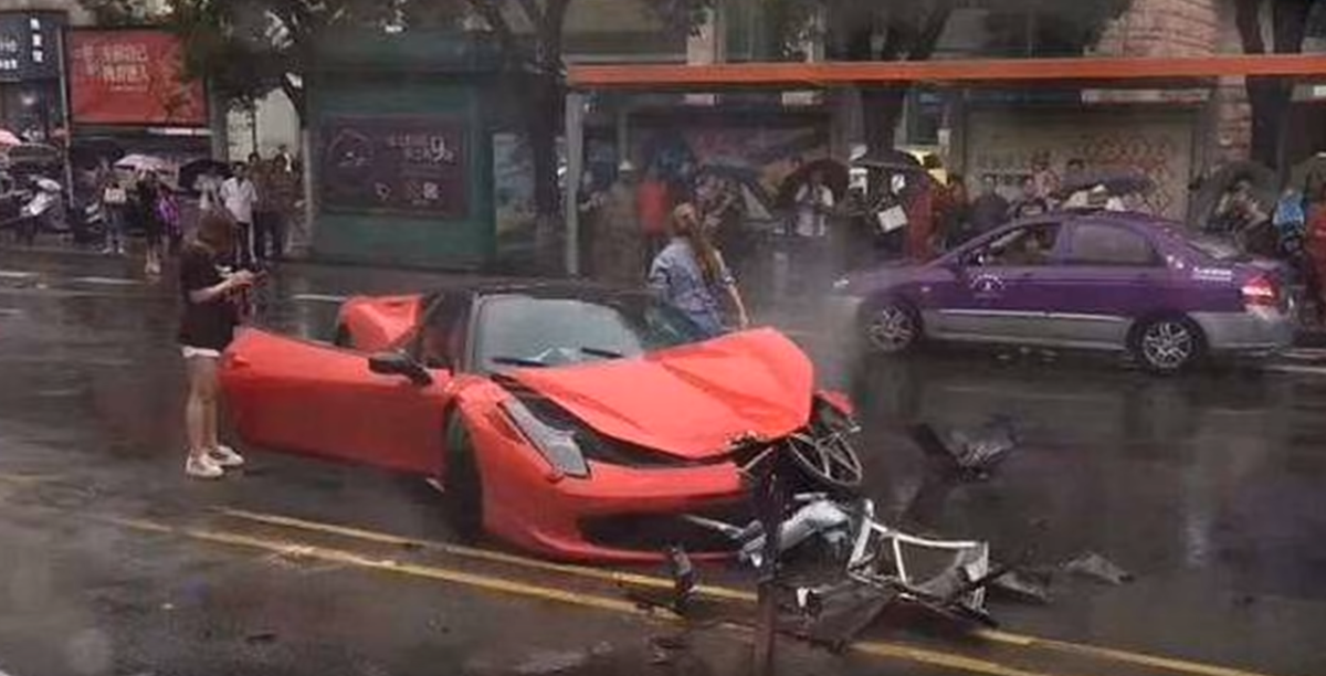 Ferrari distrutta a pochi minuti dal ritiro [Video] - News - Automoto.it