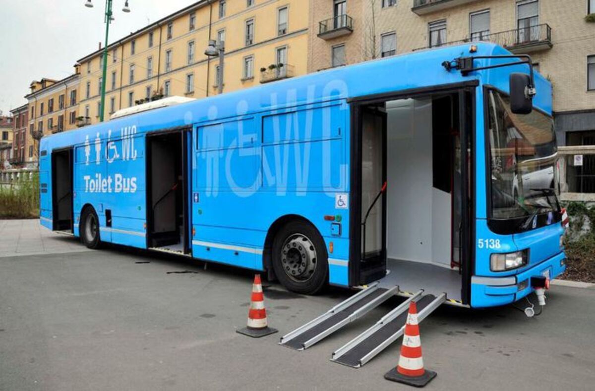 Milano, arriva il primo Toilet Bus d'Europa - News - Automoto.it