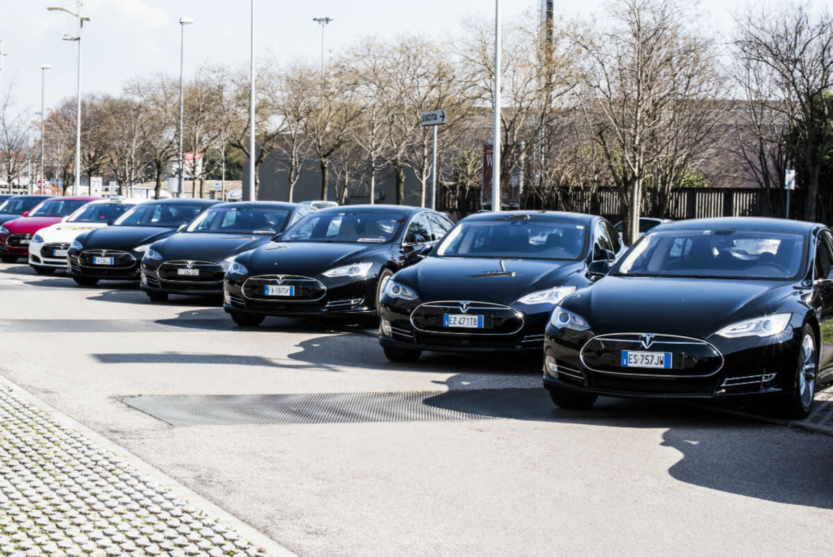 Tesla Revolution: il primo raduno italiano a Verona - News - Automoto.it