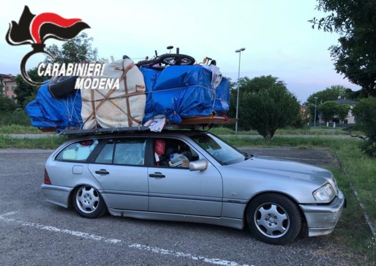 Porta camera da letto sul tetto dell'auto per 700 km. Patente ritirata ...
