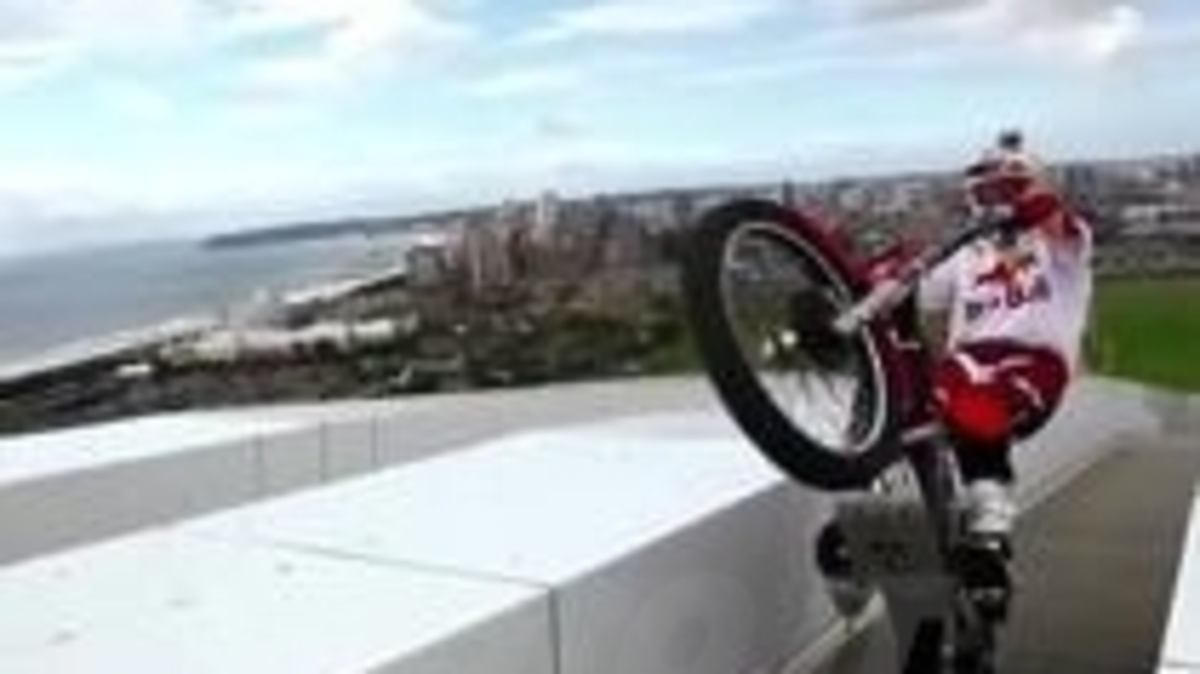 Brian Capper sull'arco del Moses Mabhida Stadium - Moto.it