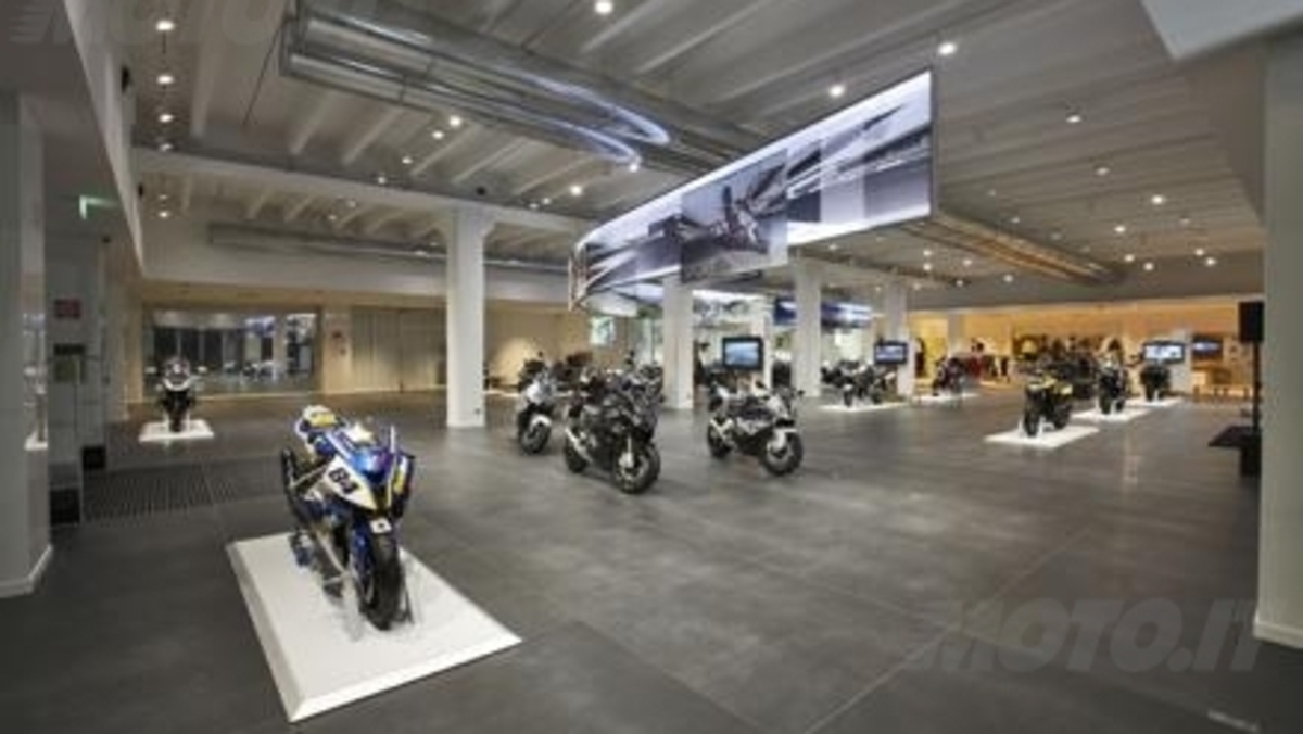 BMW Motorrad inaugura a Roma la più grande concessionaria del mondo ...