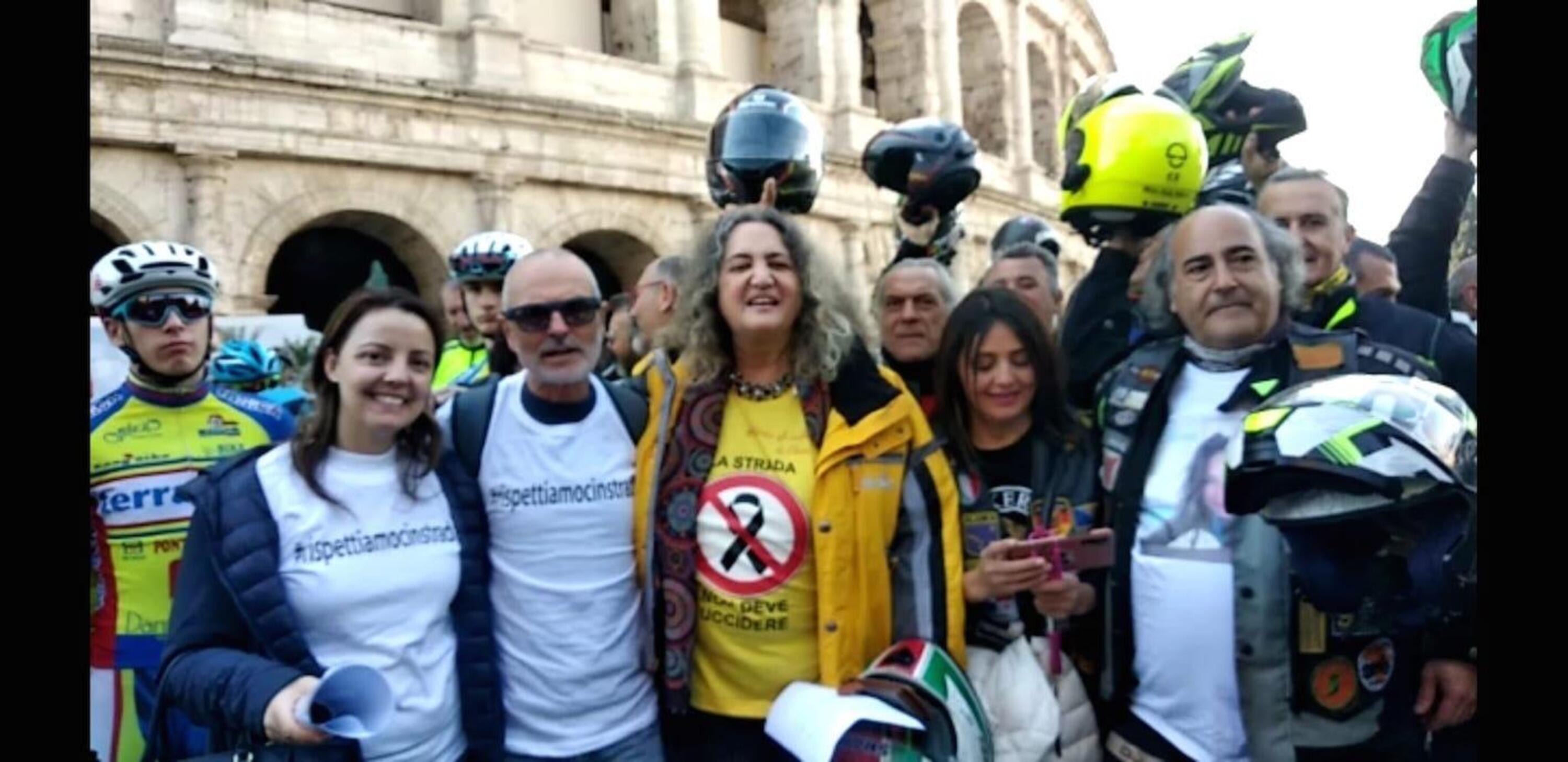 Roma: un corteo di biker e ciclisti insieme sulla strada - News - Moto.it