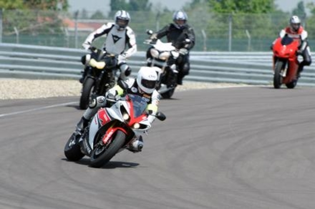Free Riding by Luca Pedersoli. A Modena prove libere assistite in pista ...