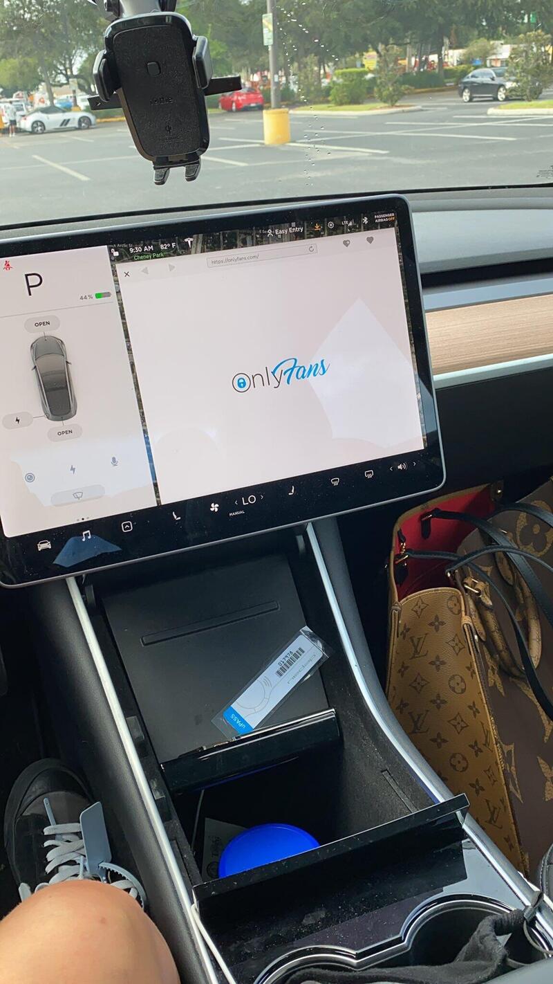 Selfie hot su una Tesla: come usare l’autopilot per fare soldi su ...