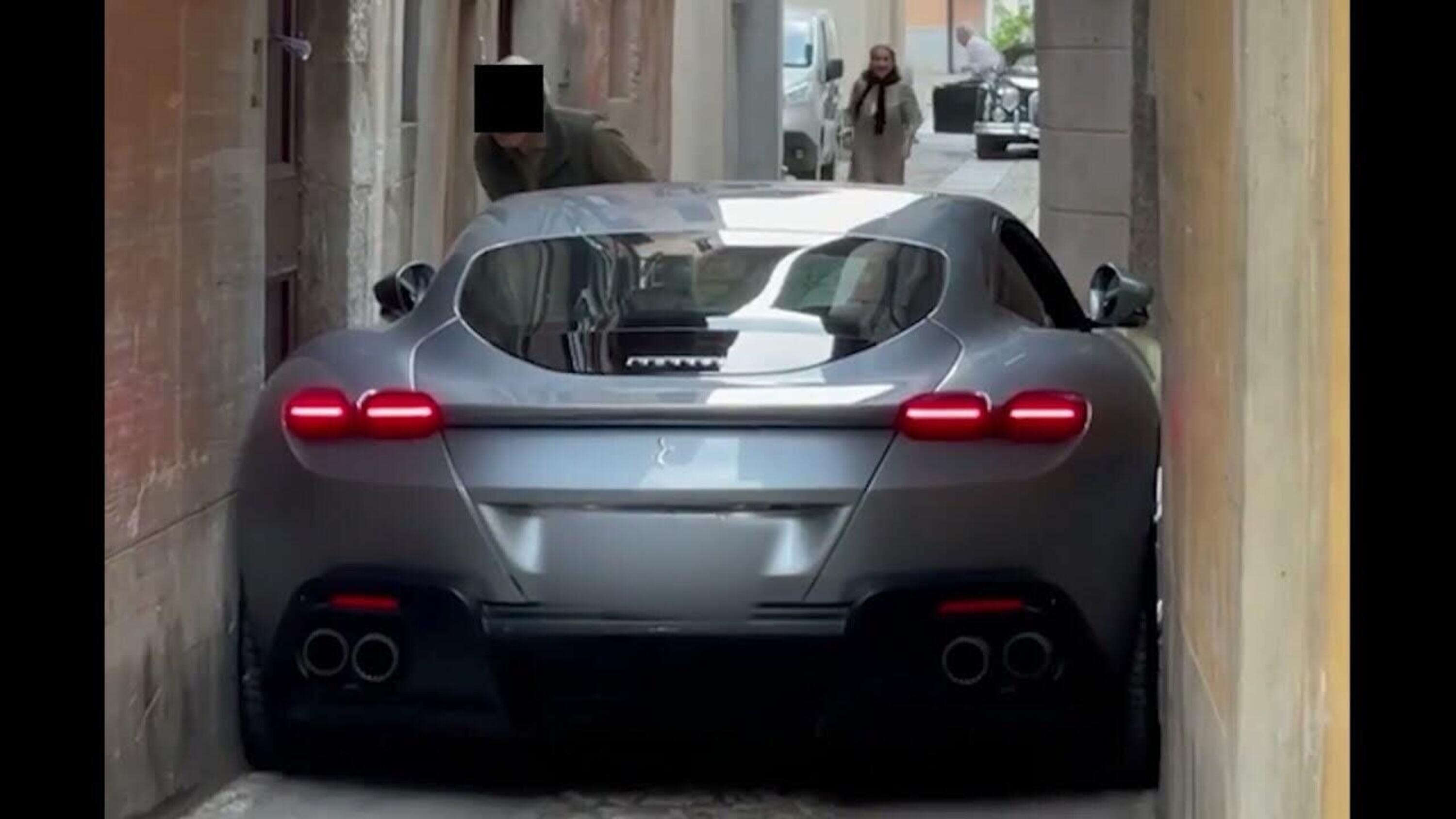 Ferrari Roma rimane incastrata in un incidente - News - Automoto.it