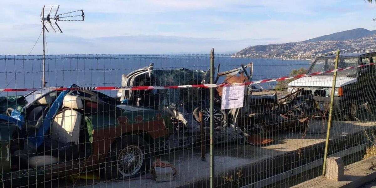 Sanremo, discarica abusiva con auto a cielo aperto - News - Automoto.it