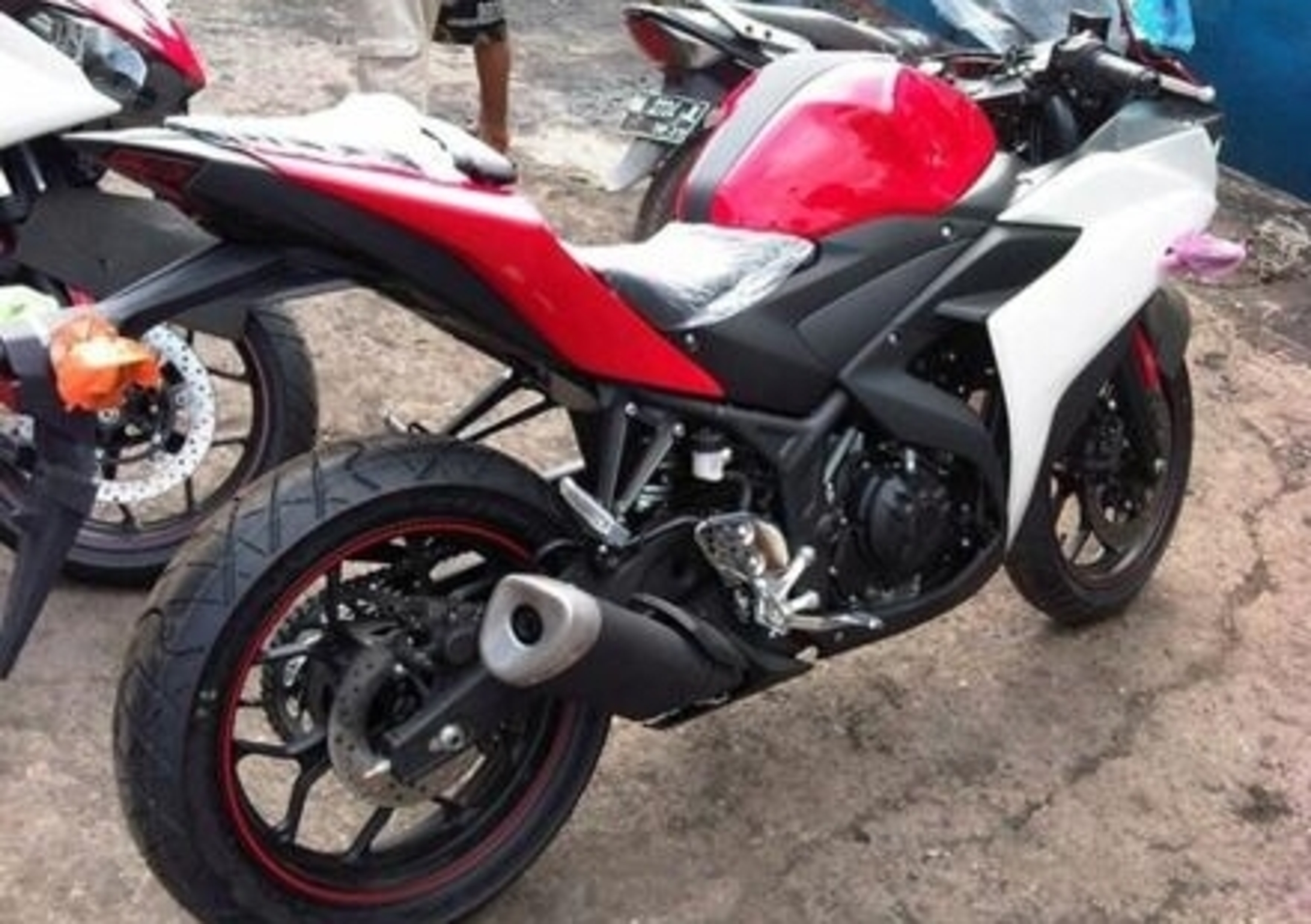 Yamaha R25, nuove foto spia della versione stradale - News - Moto.it