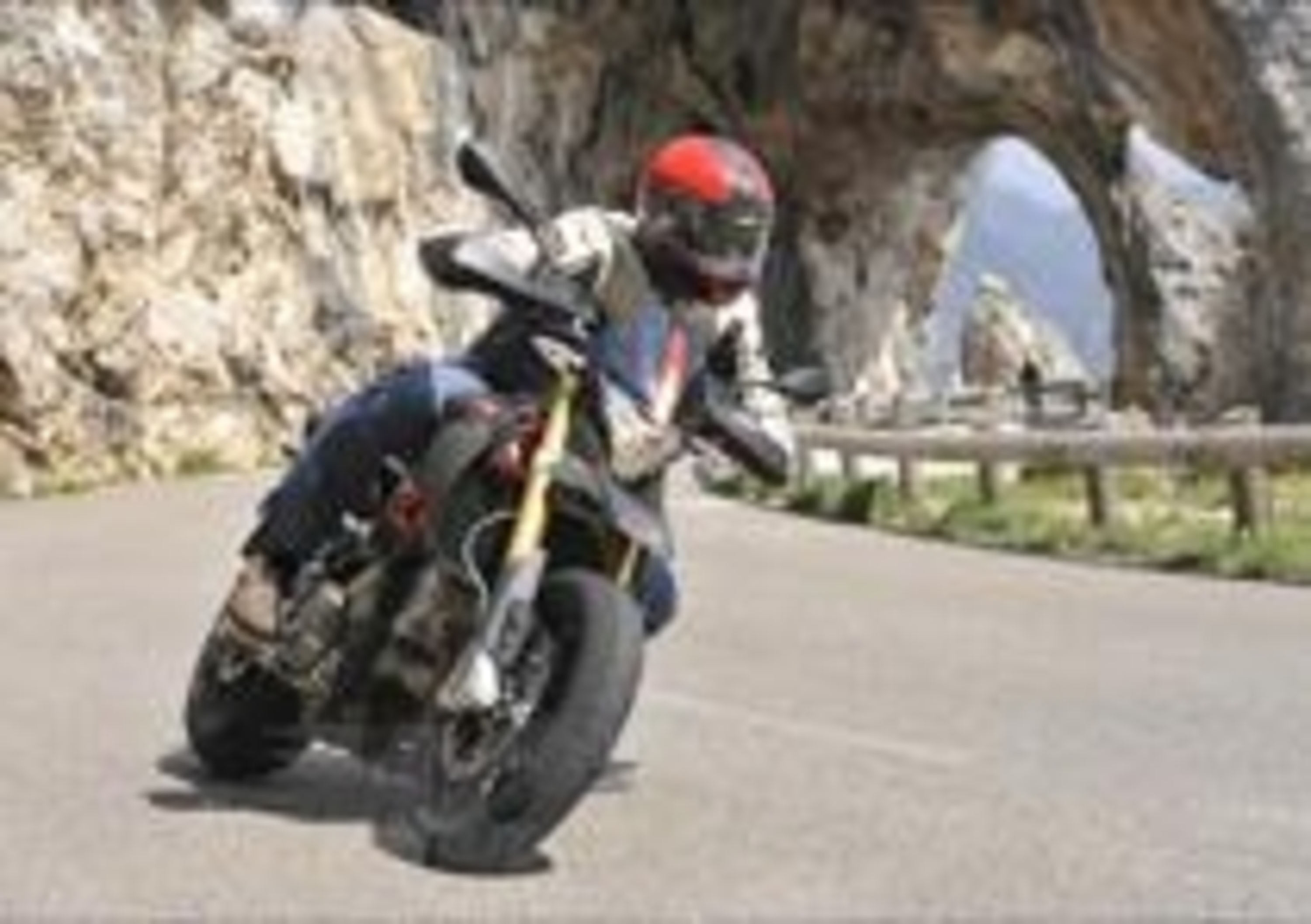 Aprilia Dorsoduro Factory. Il confronto con le rivali - News - Moto.it