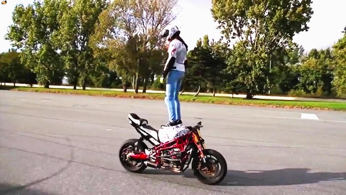 Donna e moto freestyler: su le palette, datele un voto [VIDEO VIRALE ...