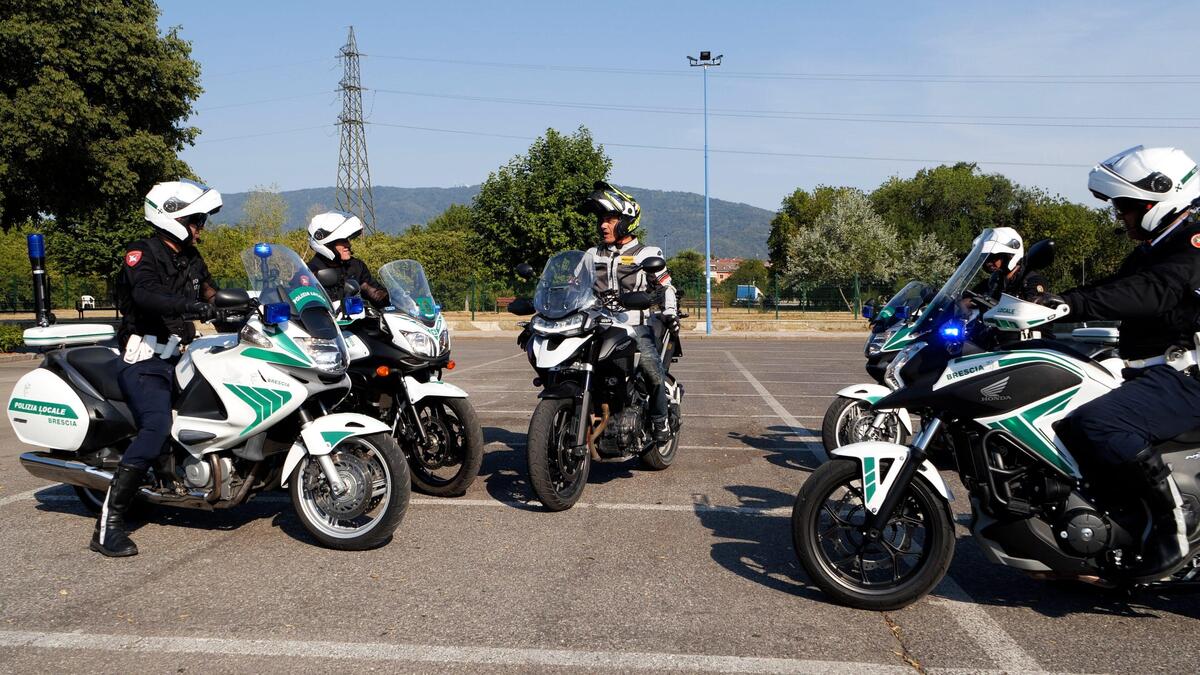 Impennare con la moto. Cosa rischio se mi ferma la Polizia? Posso in un ...