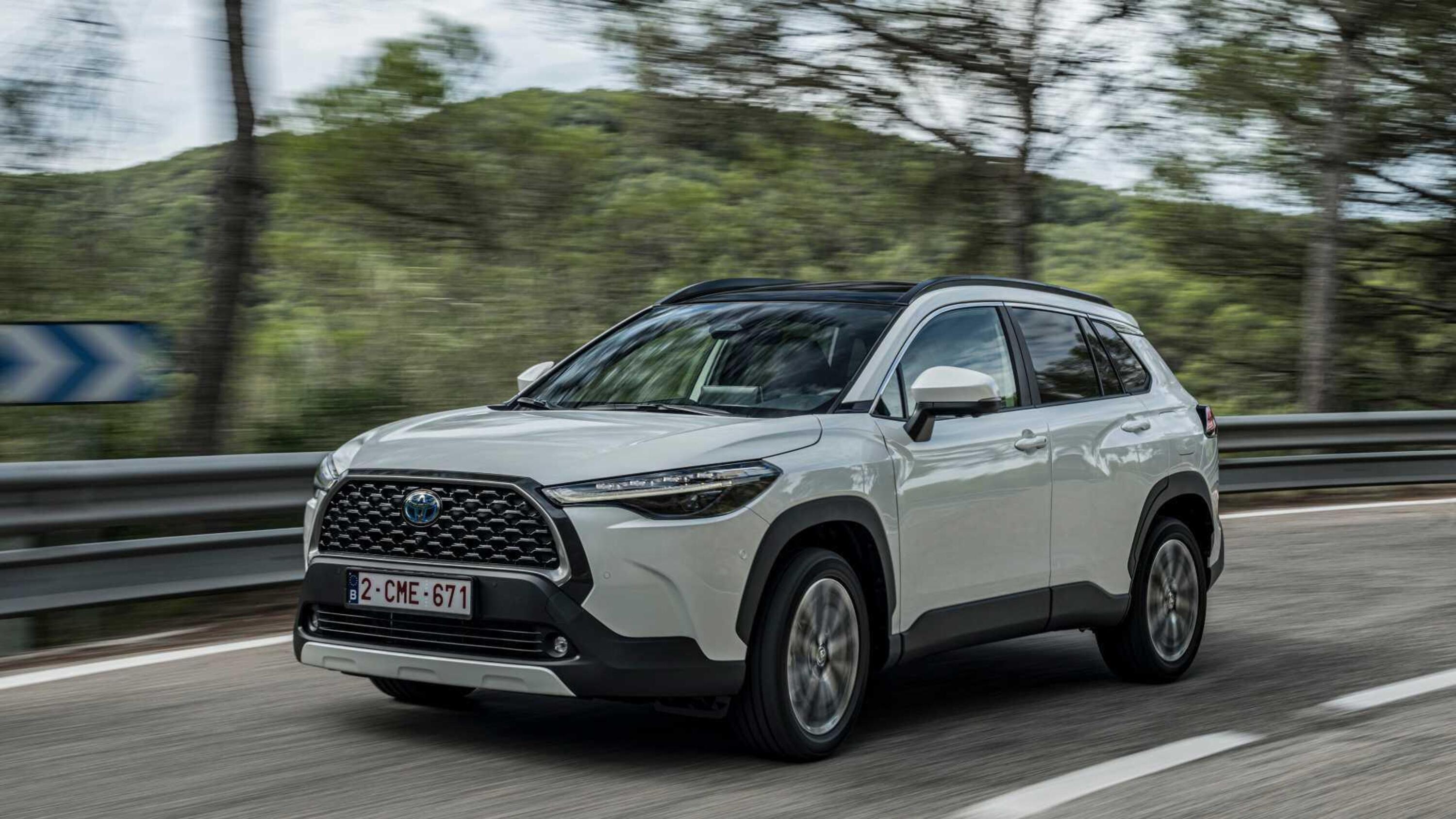 Toyota Corolla Cross Hybrid 2.0 Hybrid 197 CV E-CVT Lounge Light: prezzo e scheda tecnica ...