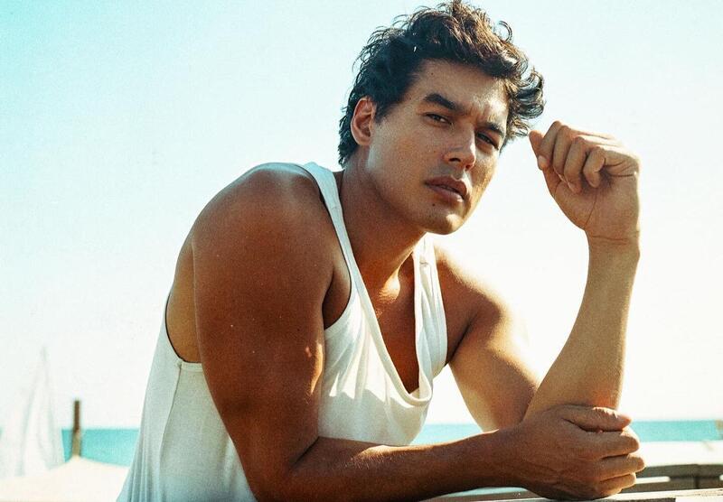 Cristiano Caccamo a Lol è il bello che balla sulla musica sbagliata. Ma ...