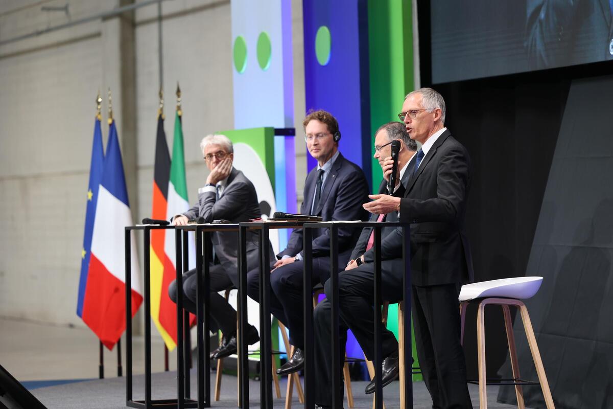Stellantis inaugura fabbrica di batterie in Francia con Total e ...