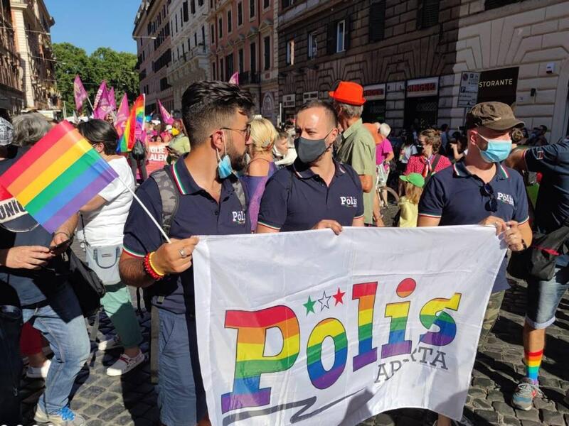"Fuori i poliziotti gay dal Pride". Esplode il caso sulle divise ...