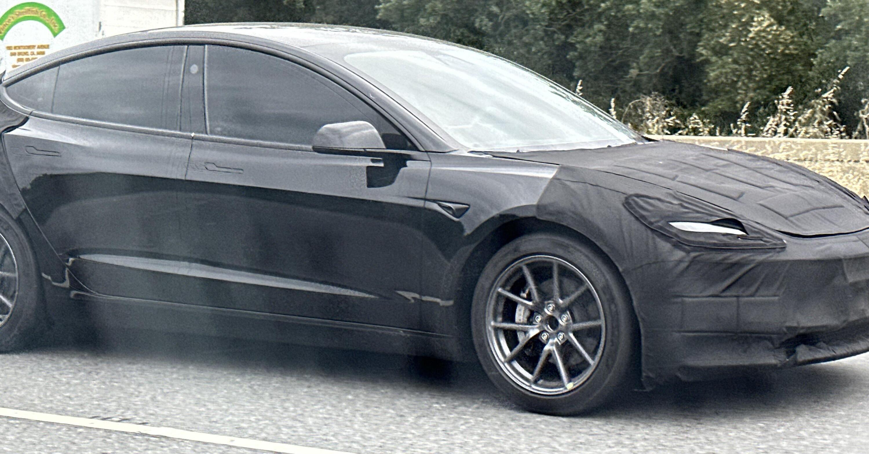 Tesla Model 3 restyling, ecco le nuove foto spia - Elettrico - Automoto.it