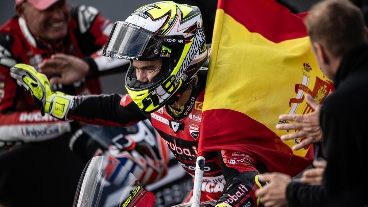 SBK 2023. GP del Regno Unito. Alvaro Bautista vince Gara2. Primo podio ... SBK 2023. GP del Regno Unito. Alvaro Bautista vince Gara2. Primo podio ...