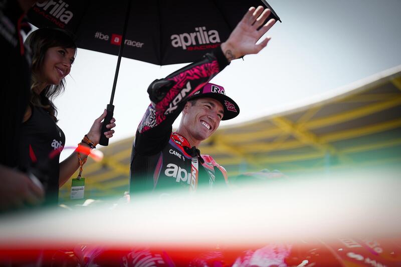 Aleix Espargarò come Riccardo Patrese e Valentino Rossi, ma sua moglie ... Aleix Espargarò come Riccardo Patrese e Valentino Rossi, ma sua moglie ...