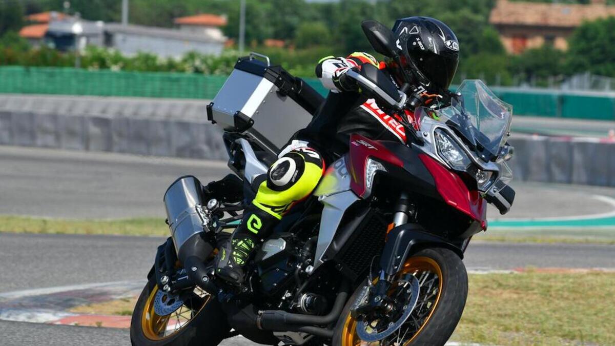 Prova QJ Motor SRT 800X e SRT 800 TEST: le nostre prime impressioni ...