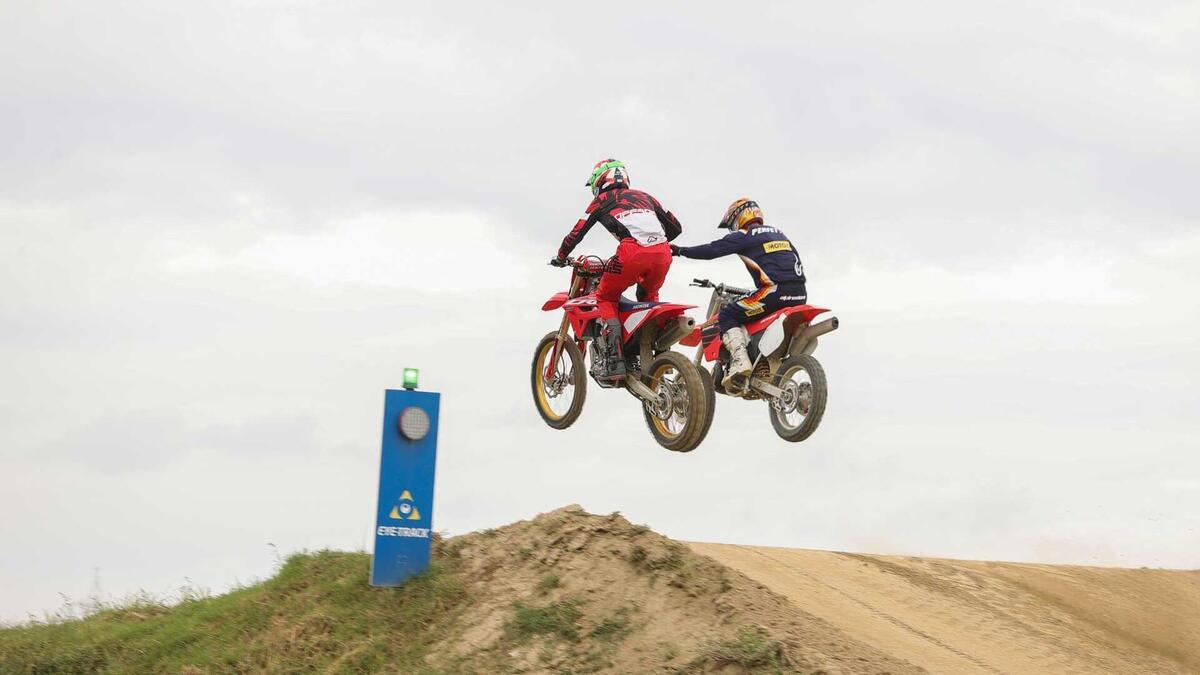 Prova Honda CR500R 2t VS CRF450R 4t: chi vince in pista? Ecco l ...