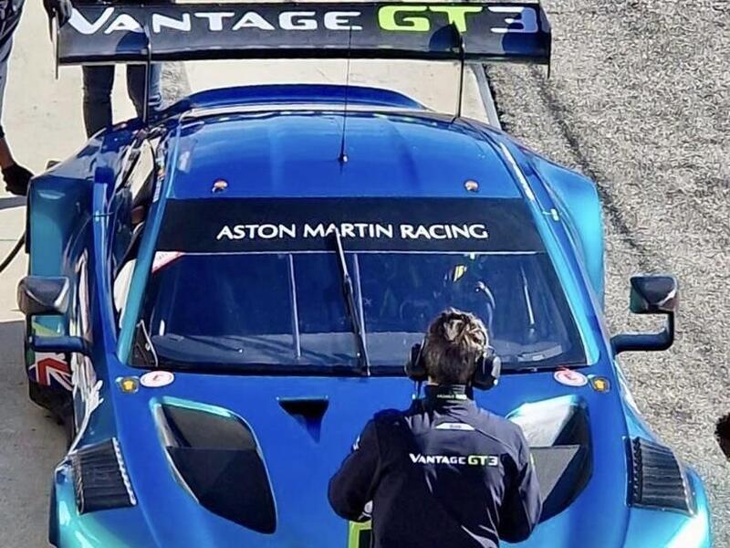 A “caccia” Di Valentino Rossi Jorge Lorenzo Scende Dalla Porsche E Sale Sullaston Martin