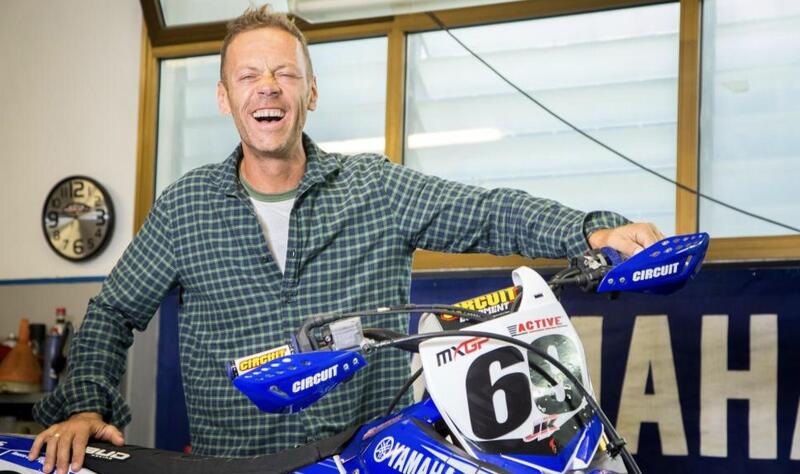 Ma è motocross o Supersex? Dal box del Team JK Racing alla brace con ...