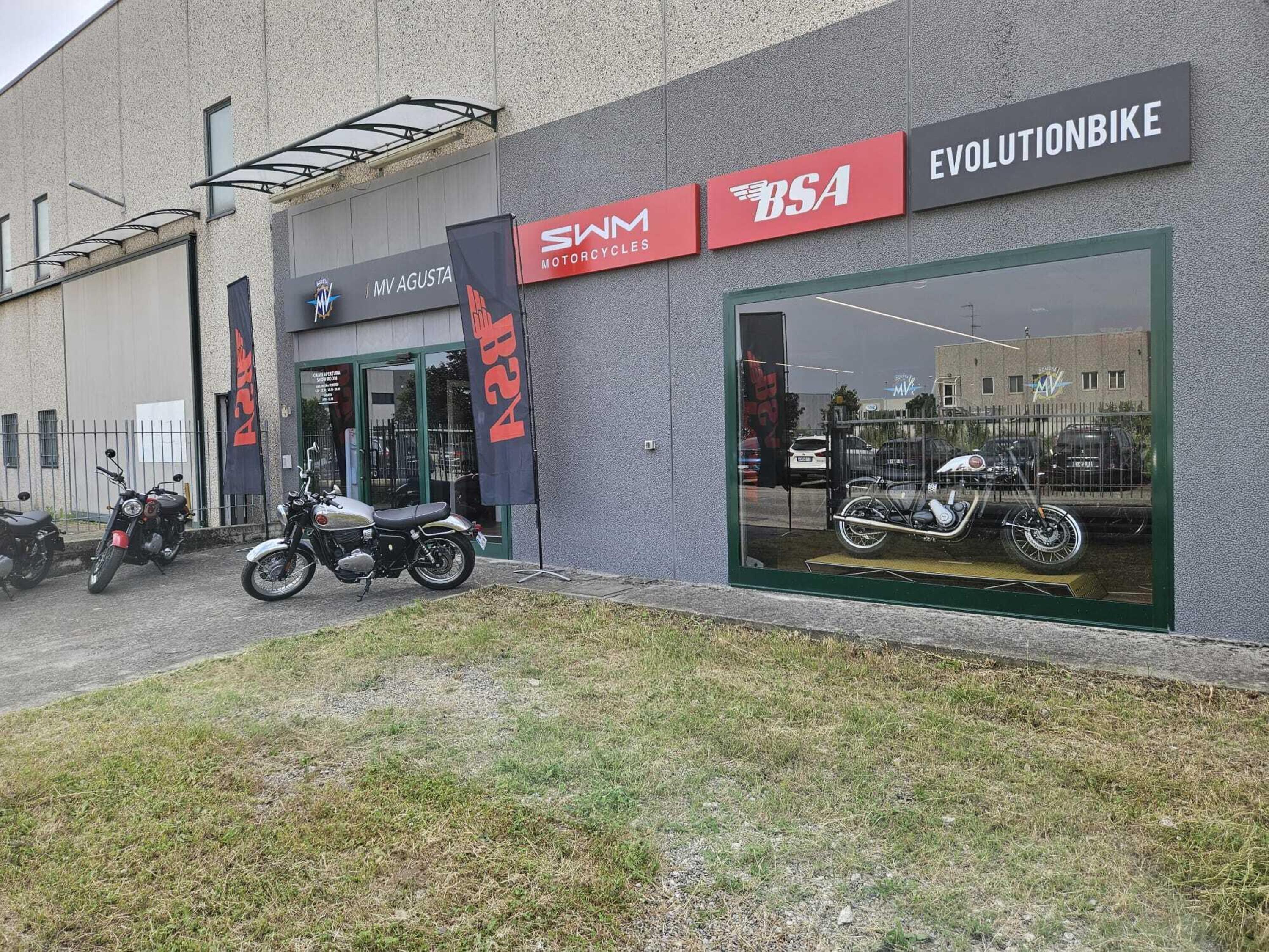 BSA in Italia ora fa sul serio: arriva la Gold Star Shadow Black con ...