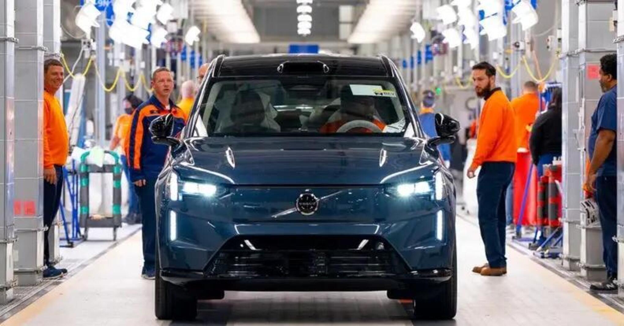 Volvo EX90: verrà venduta con pezzi (di software) mancanti, col tempo ...