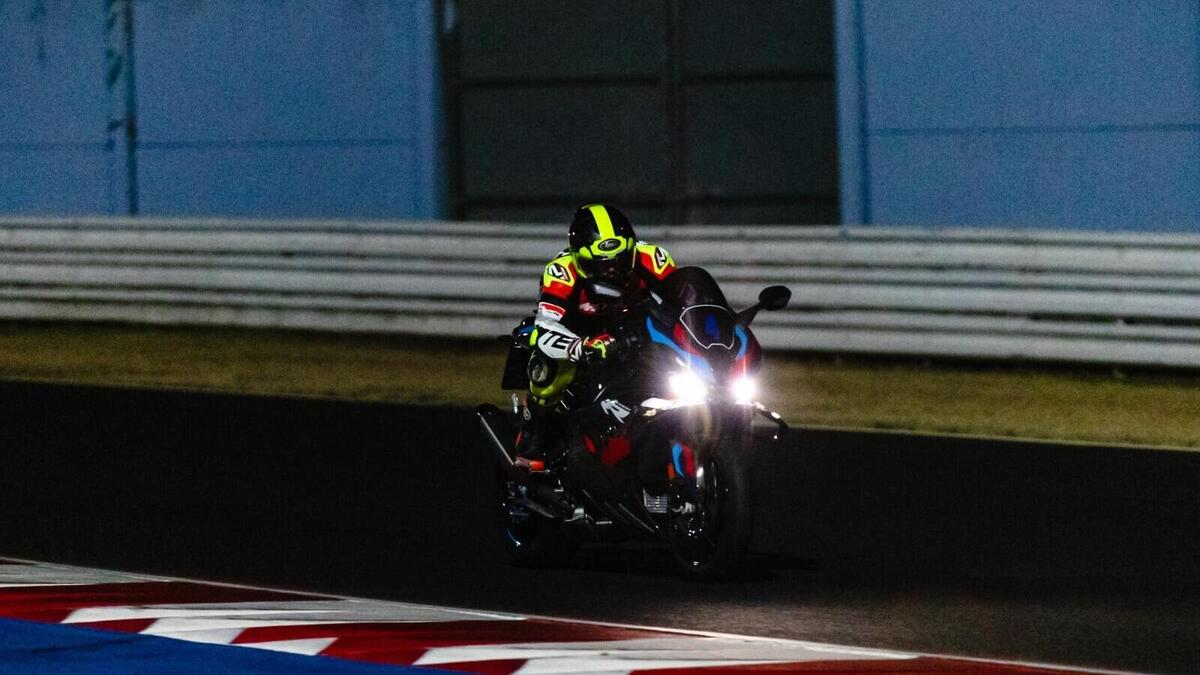 Guidare una M 1000 RR a Misano di notte è una cosa da pazzi. E noi l ...