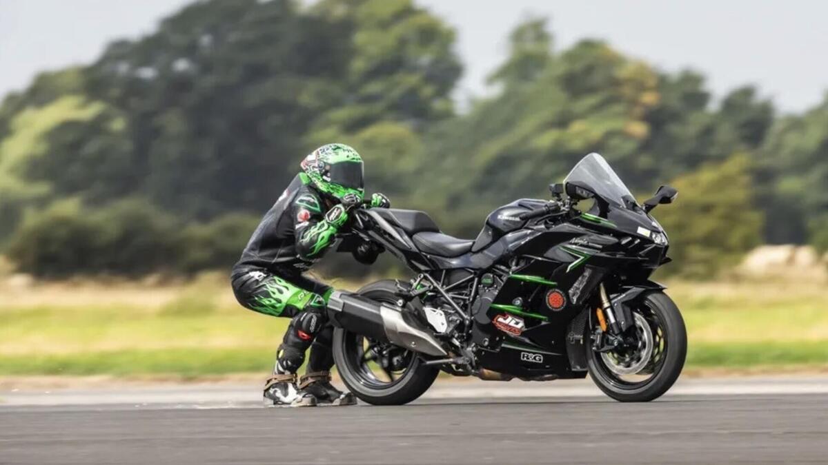 Stuntman trainato da una moto: nuovo record mondiale - News - Moto.it