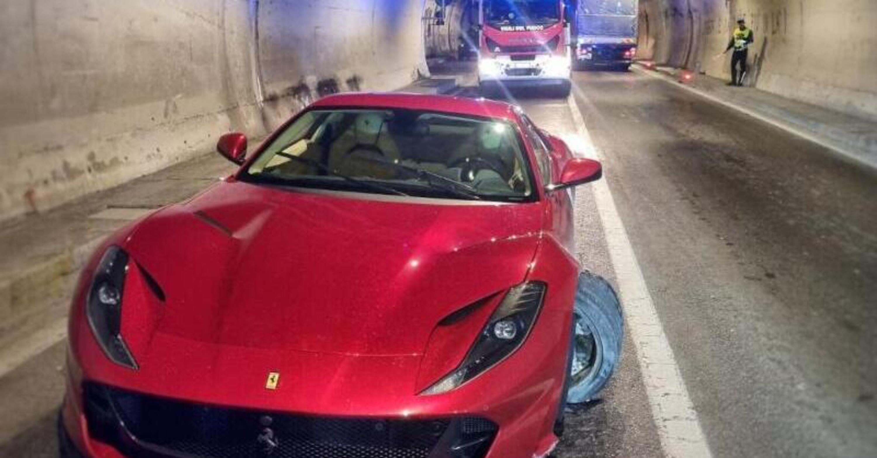 Perde il controllo della Ferrari e sbatte contro il muro - Automoto.it Perde il controllo della Ferrari e sbatte contro il muro - Automoto.it