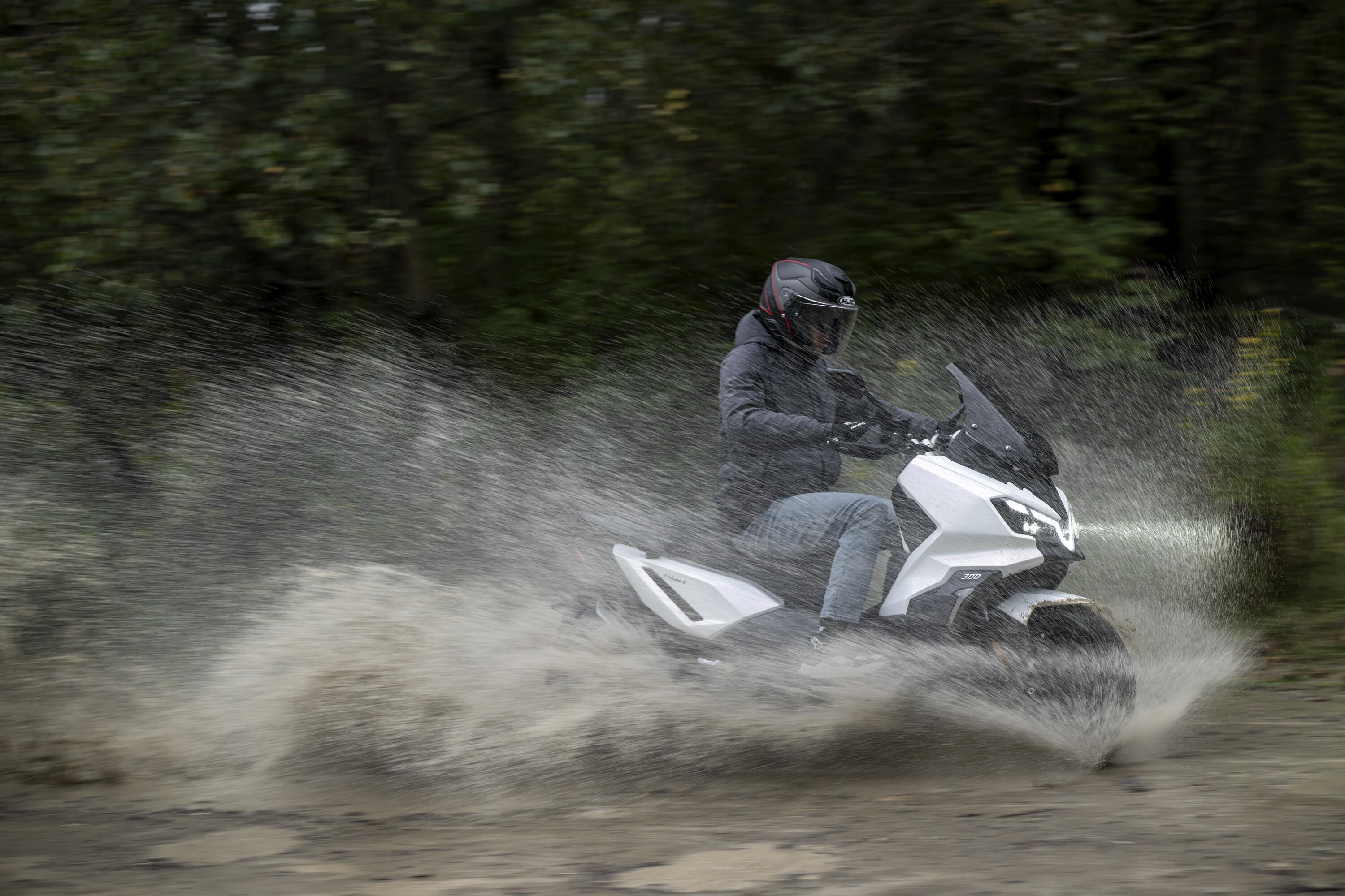 SYM presenta l'intera gamma aggiornata Euro 5+ e la novità ADX300 ...