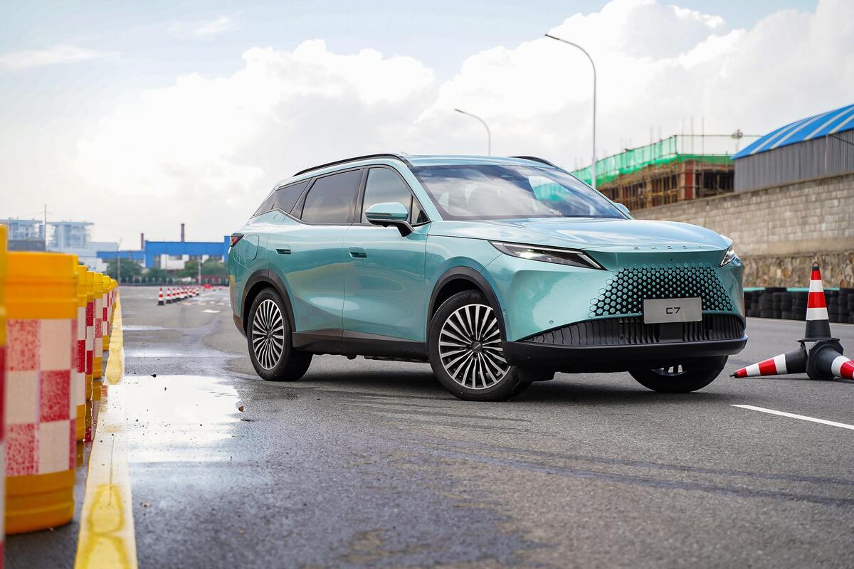 Omoda 7: la NEO suv stilosa che gioca con le luci "super rosse" - News ...