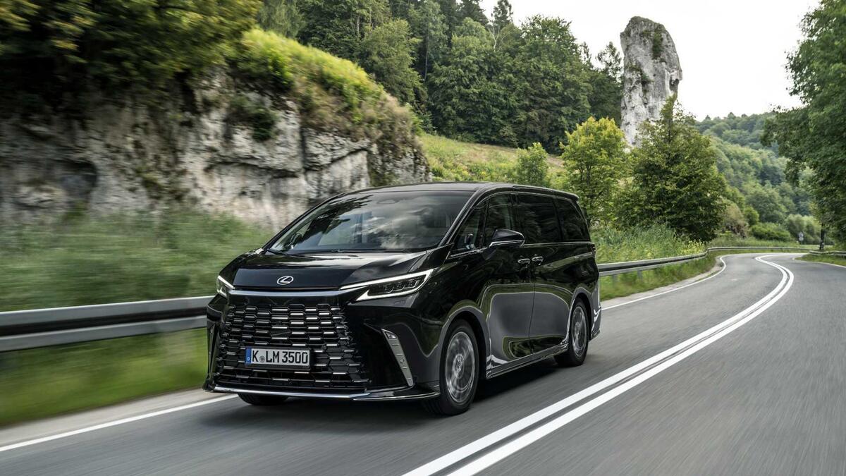 Lexus LM 2.5 hybrid Luxury 4p.ti auto: prezzo e scheda tecnica ...