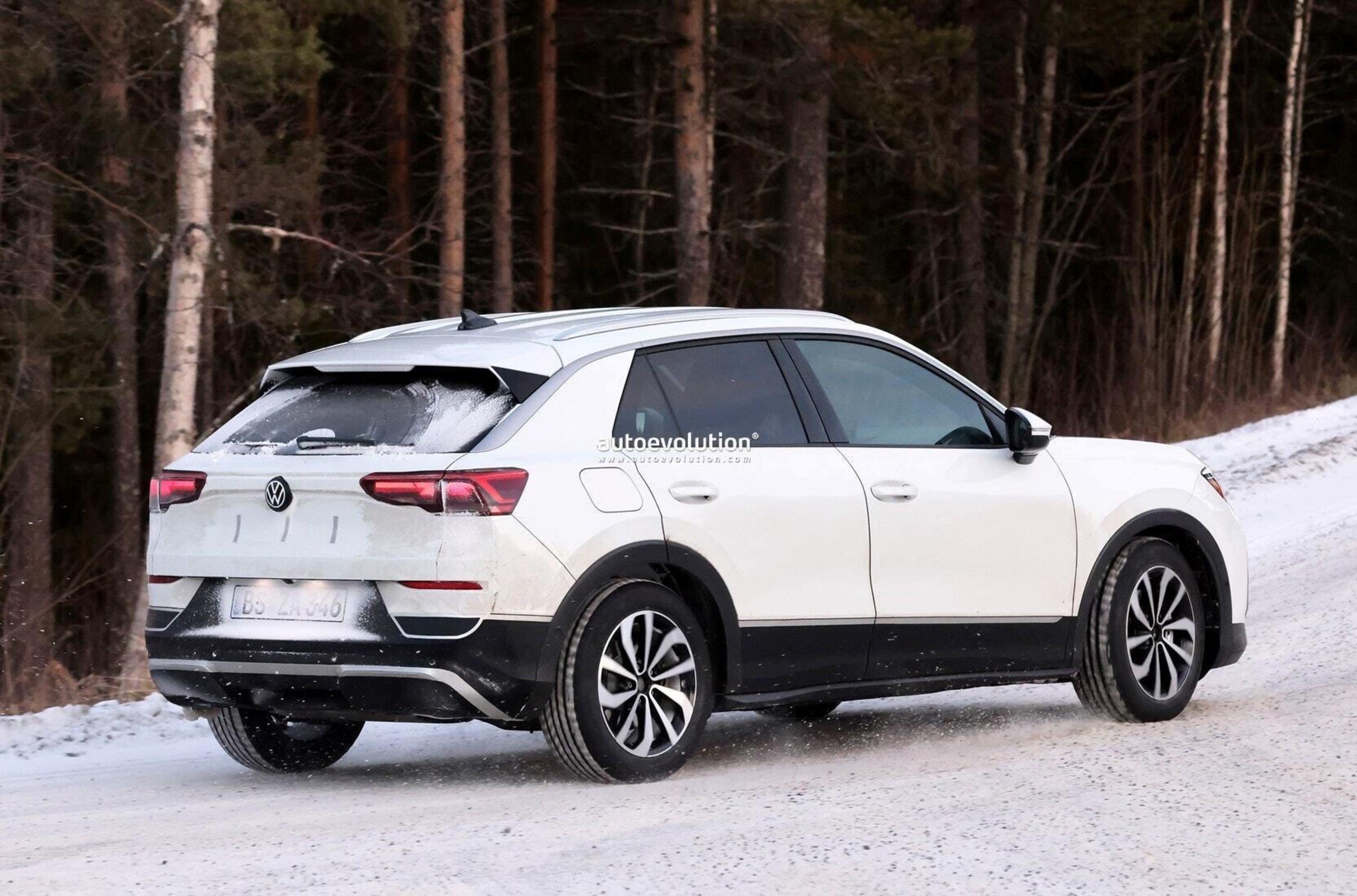 Volkswagen T-Roc, il restyling del 2025 già spiato nei test - News ...