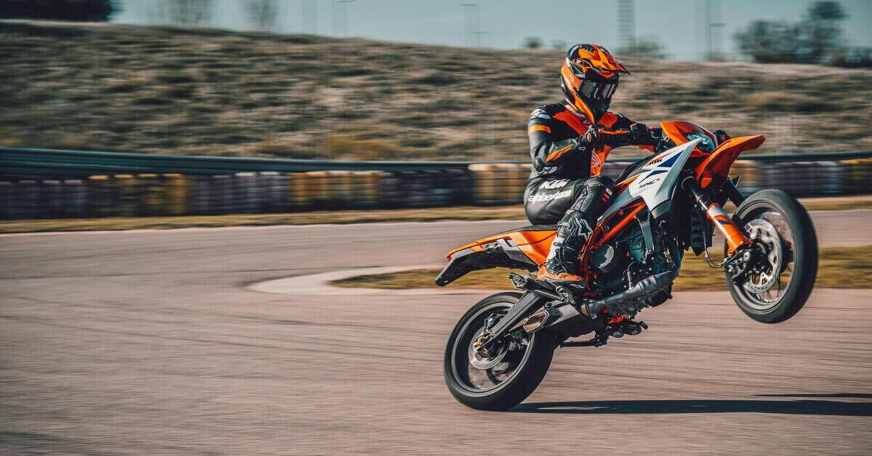 KTM SMC125 e 390 SMC R 2025: più READY TO RACE di così! - News - Moto.it