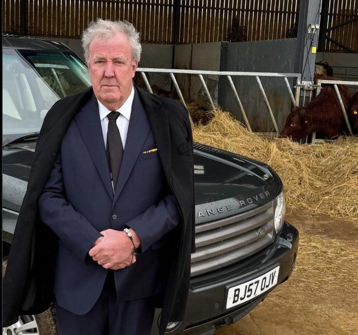 Jeremy Clarkson fa il verso a Lewis Hamilton, ma senza la Ferrari ...