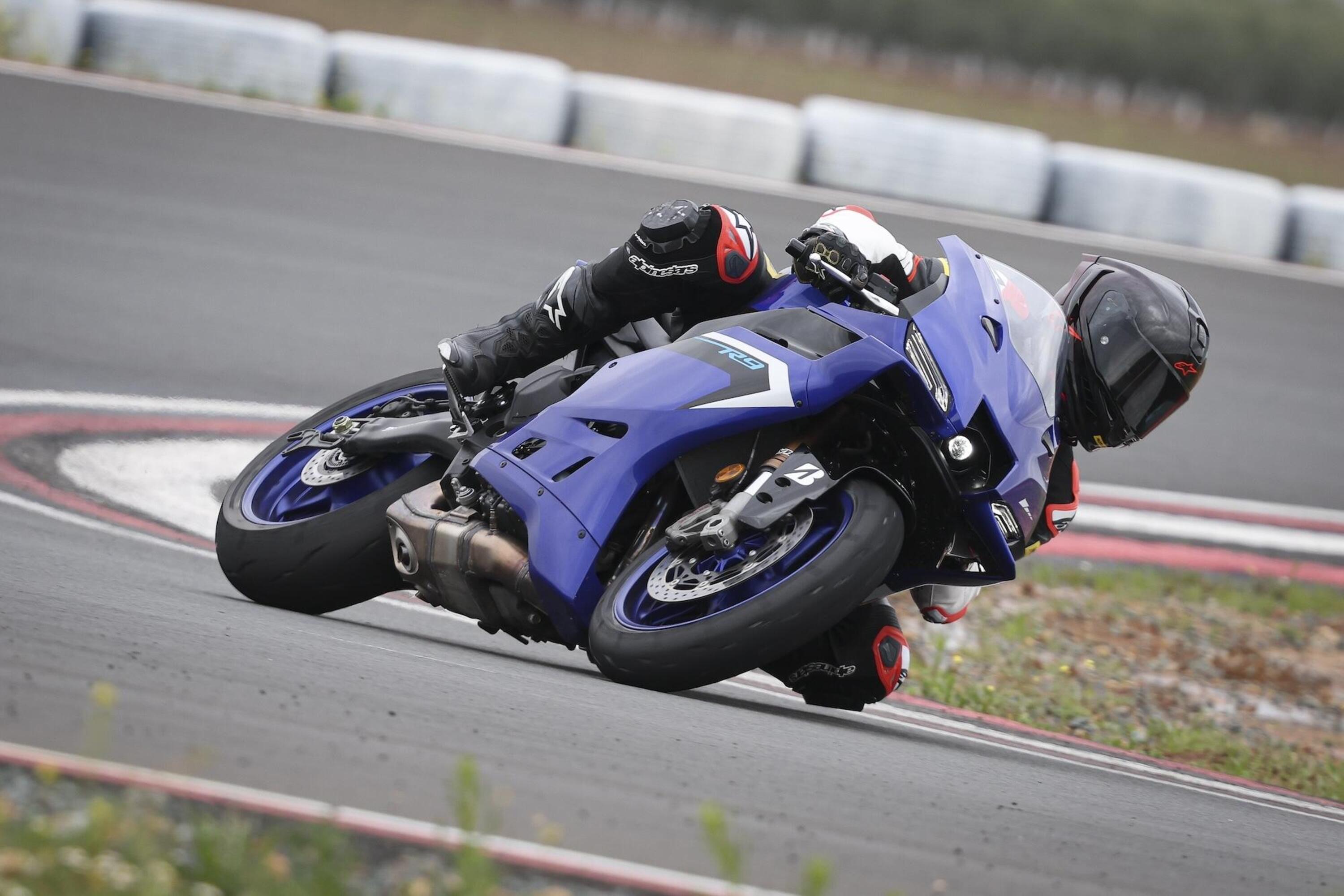 Prova Yamaha R9: la sportiva che volevi || La prova di Moto.it! [VIDEO ...