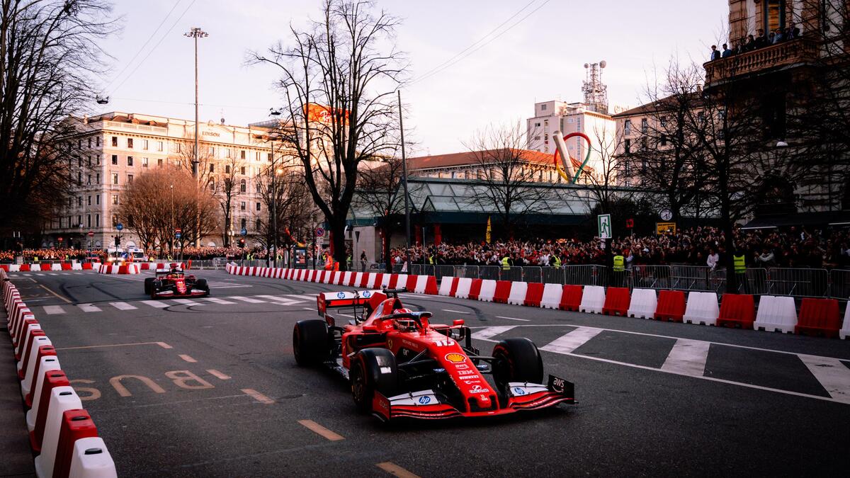 F1. Lewis Hamilton e Charles Leclerc infiammano Milano: la grande festa ...