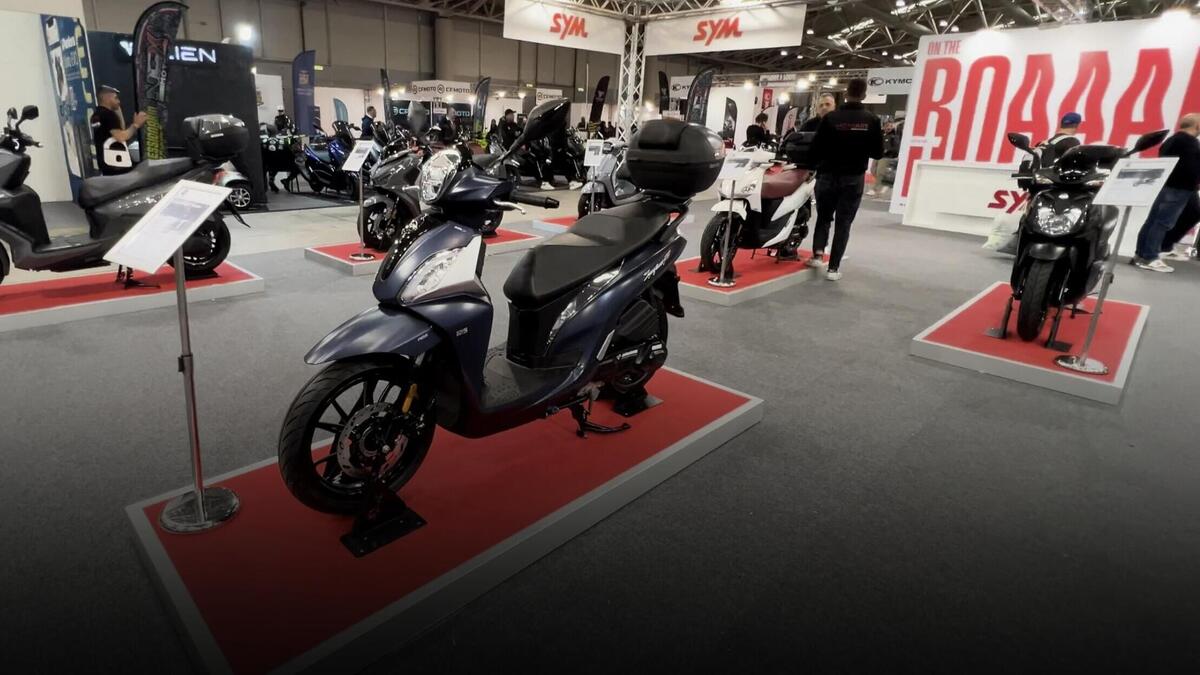 SYM a MotoDays 2025: debutta l'ADX 400, l'adventure scooter che ...