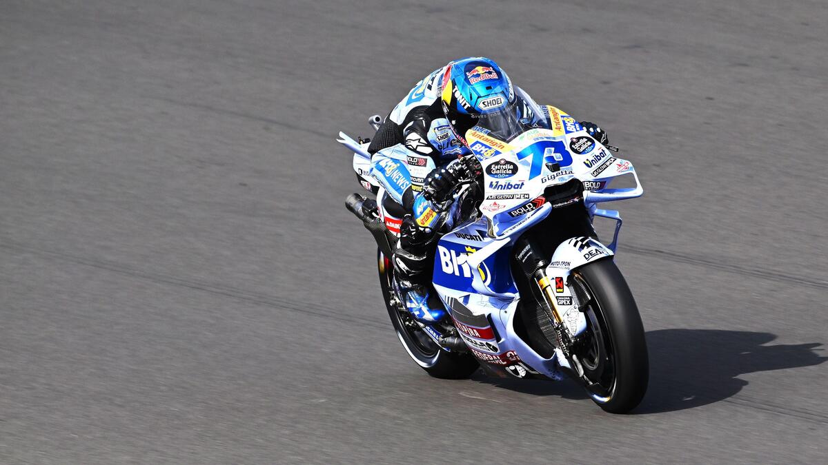 MotoGP 2025. GP del Regno Unito a Silverstone. Alex Marquez saluta Marc e vince la Sprint ...