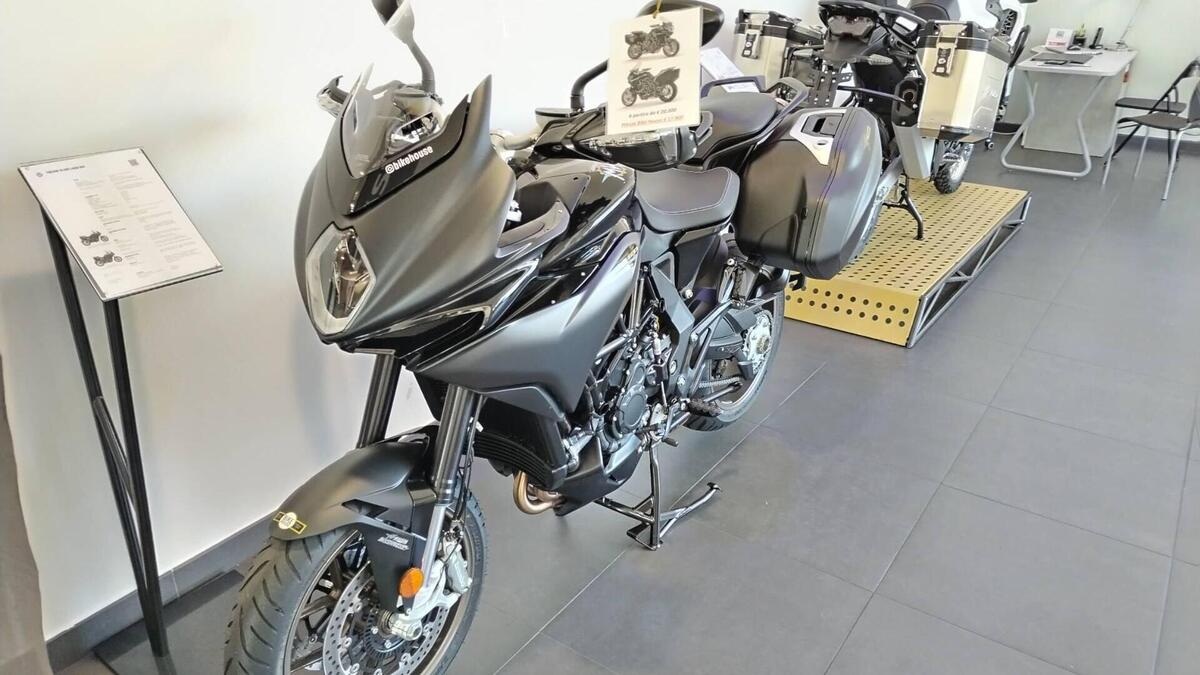Vendo MV Agusta Turismo Veloce 800 Lusso SCS (2021 - 26) usata a Varese ...