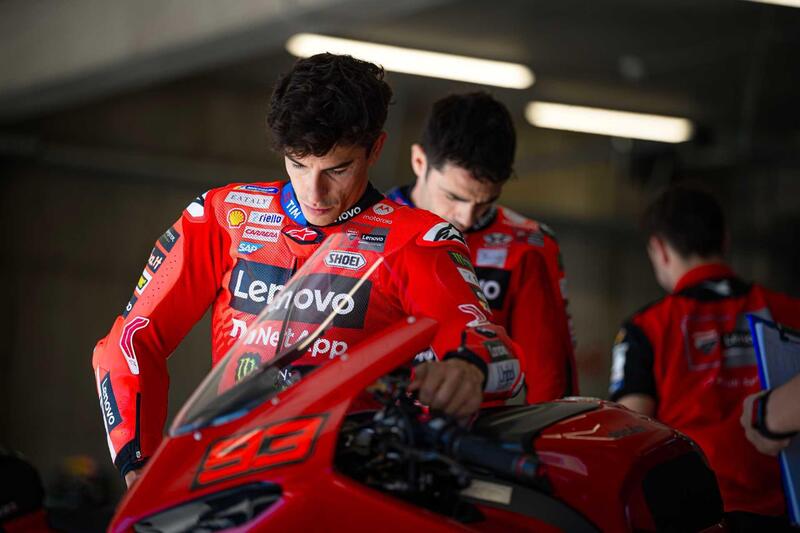 MotoGP 2025. Marc Marquez e Pecco Bagnaia si allenano al Balaton Park con le Panigale V4 S ...