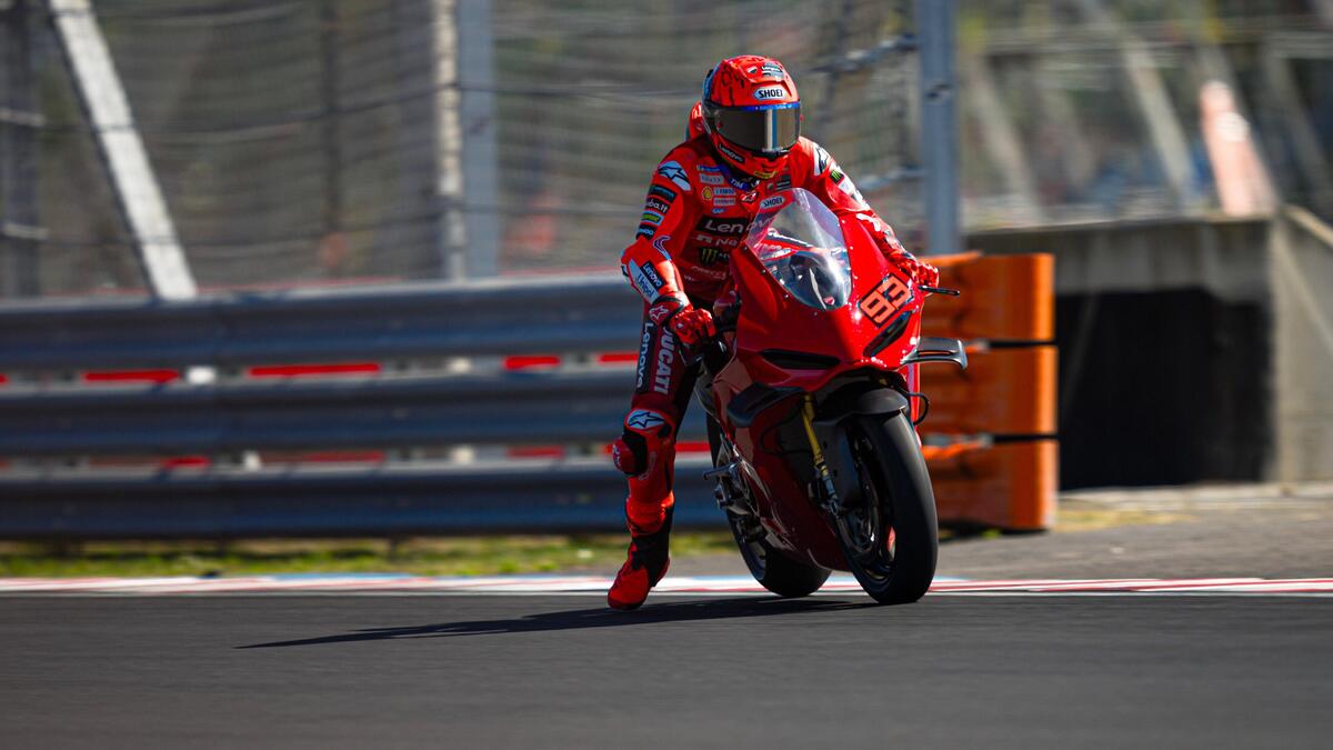 MotoGP 2025. Marc Marquez e Pecco Bagnaia si allenano al Balaton Park con le Panigale V4 S ...