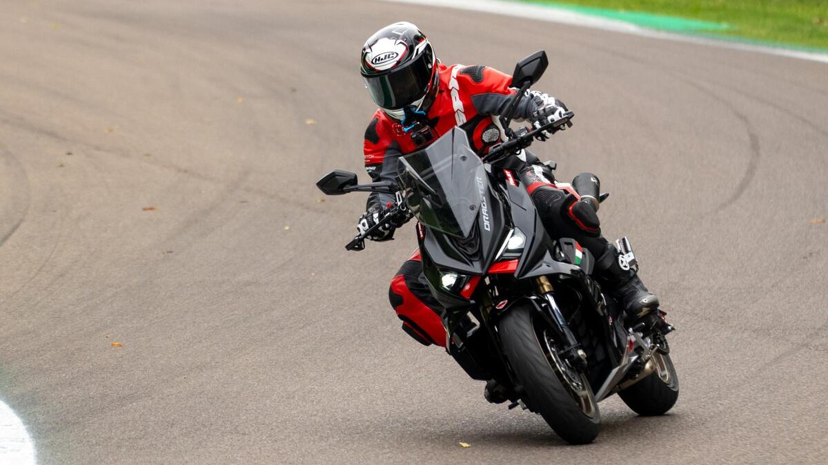 Italjet Dragster 700 Twin, moto o scooter? Lo abbiamo provato in pista ...